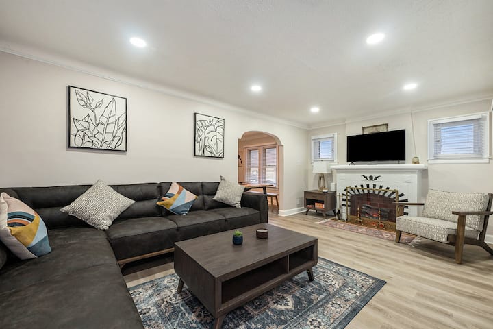 Spacious 4bedroom Modern Retreat - Dearborn, MI