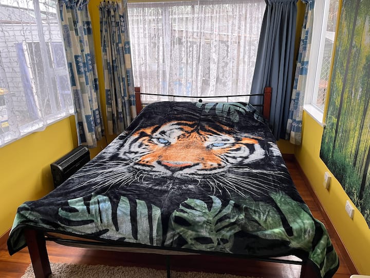 A Room In The Centre Of The Cool Little Town - Hokitika