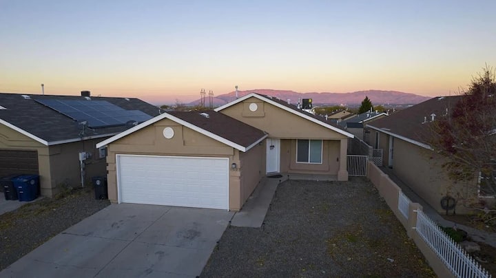 Cozy Family Home With 3bed 2 Bath - Albuquerque, NM