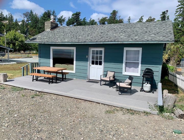 Cozy Beach Front Cabin W/ Views - Whidbey Island, WA