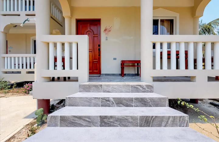 Lionfish Suite - Ground Floor At Sandy Feet Beach - Placencia