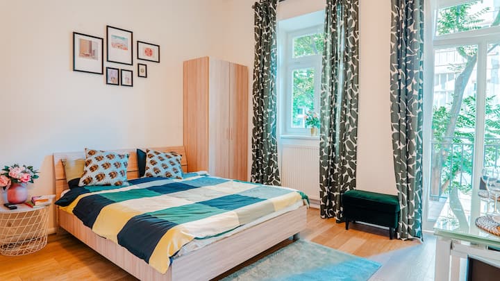Romantic Getaway-charming Central Aprt W/ Balcony - Praga