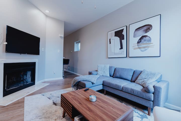 Soulard 2-br Apt W/ Smart Lock & Workspace - City Museum, St. Louis