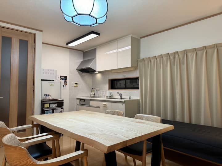 鴨川まで徒歩ですぐ☆広々リビングのゲストハウス!交通期間や観光地へも好アクセス - Kyoto