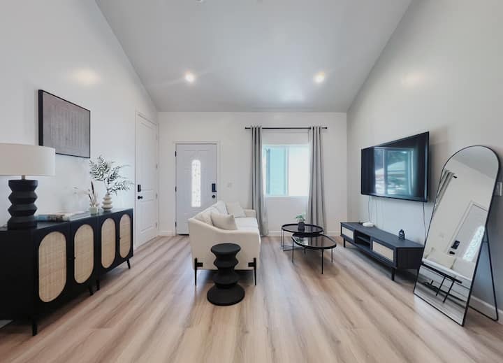 *3b2b New Backhouse Close Pasadena Universal - Monrovia, CA