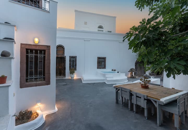 Real Cave Superior Suite - With Private Jaccuzi - Santorini