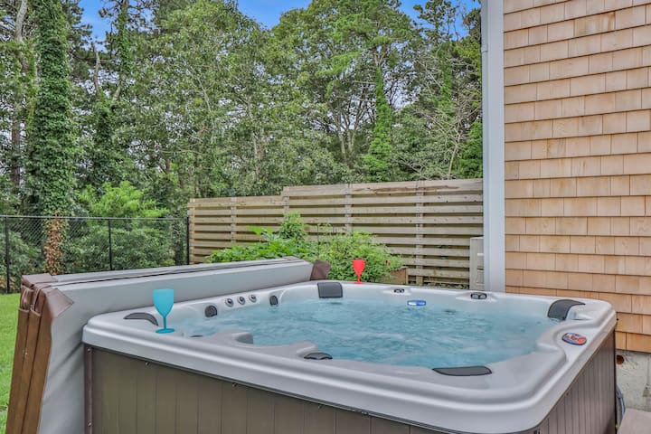 Priv. Hot Tub-king Bed-fireplace-season Pond View - Nauset Beach, MA