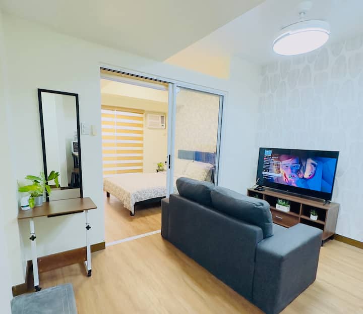 Cozy Atrium 1br Near C-5 & Bgc | Fastwifi+netflix - Pasig