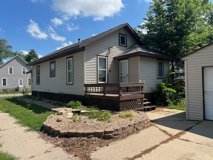 Charming 2 Br House W/garage,  Great Location! - Cedar Rapids, IA