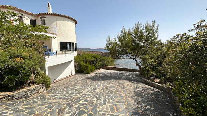 Mediterranean Seaside Villa - Cadaqués