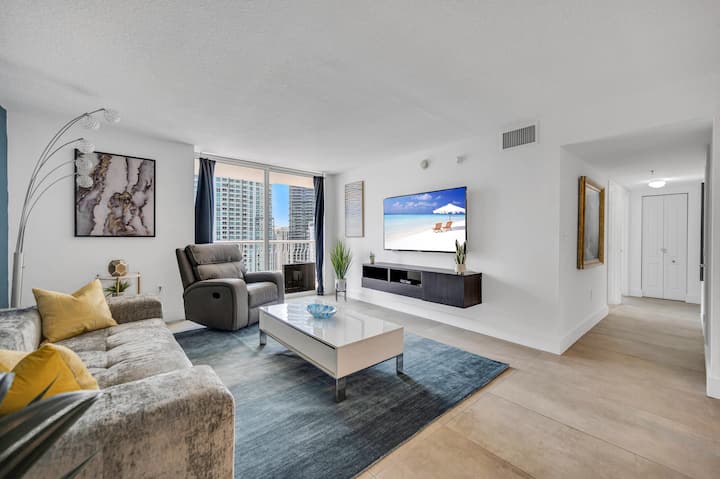 37th Floor Amazing Spacious Unit With Parking - Miami, FL