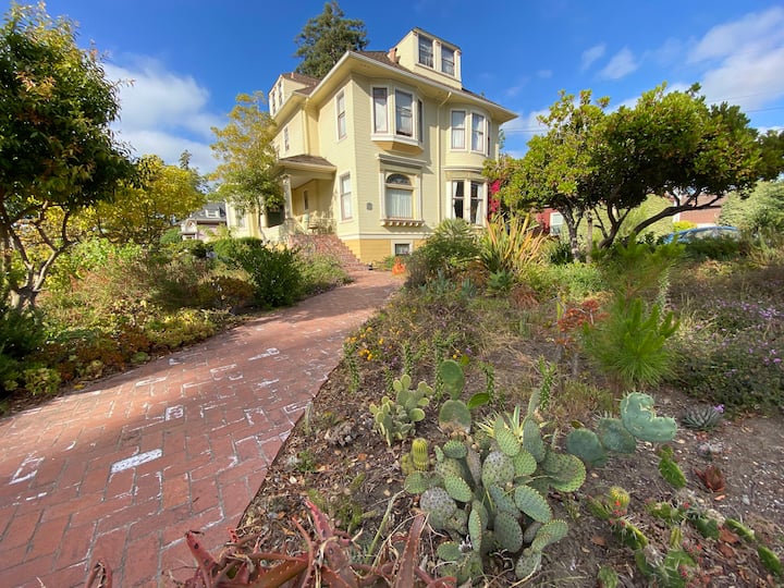 Charming Victorian Pad - Alameda, CA