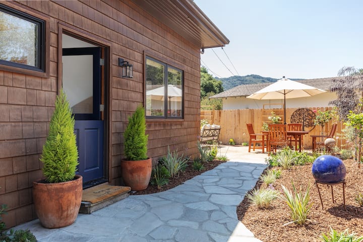 Carmel Garden Retreat Cottage - Big Sur, CA