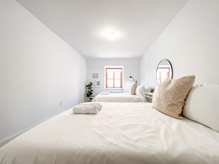 Humble Room J - Downtown Mtl - Montreal