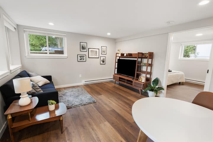 Mid Century King Suite, Close To Everything - South Dakota