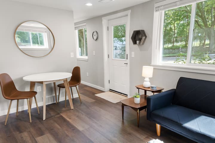 Mid Century King Suite, Close To Everything - South Dakota