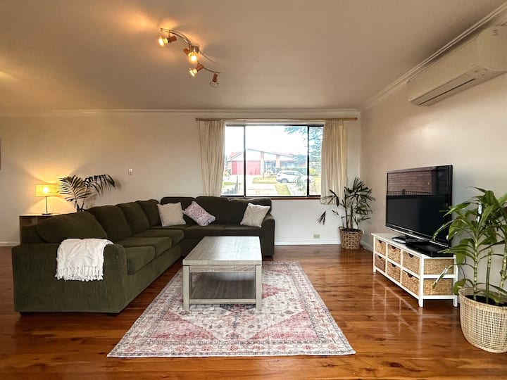3 Bdrm Home Close To Mt Panorama
Sleeps 7 - Bathurst
