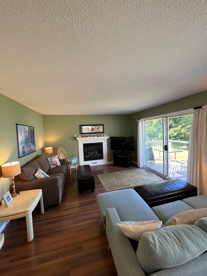 Oceanfront Resort Parksville, 2 Bedrooms Sleeps 6 - Parksville
