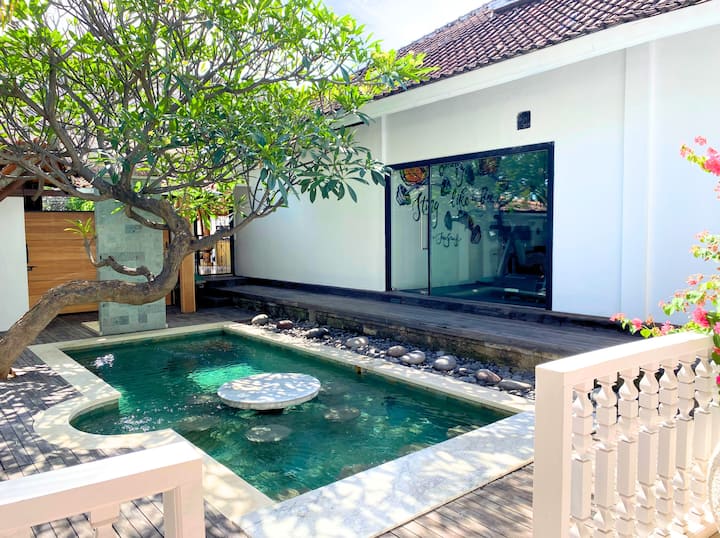 Spacious Amed Villa • 8 Pax • Pool & Sauna - Seraya