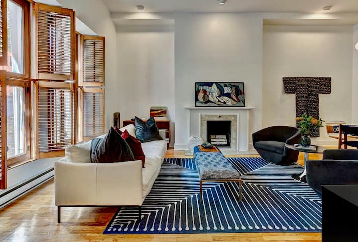 Stylish 2-bedroom Downtown Montréal With Parking - Montréal, QC