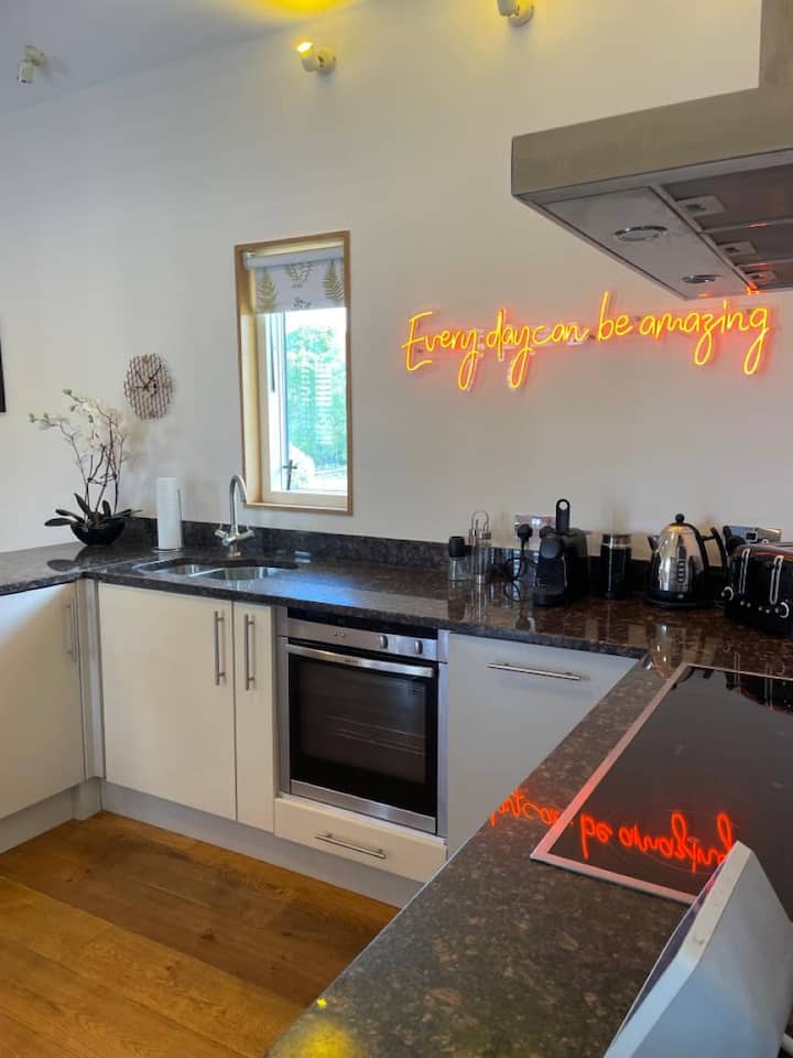Super House 2 Bathrooms, Full Kitchen - Godalming