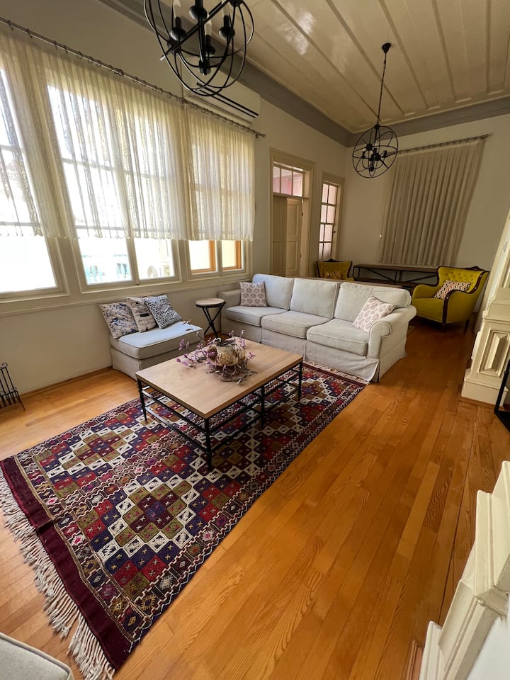 Konakbergama *300 Yıllık Taş Konakta Sarı Oda - Bergama