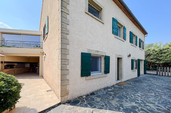 Rez-de-jardin D'une Villa Familiale. - Lambesc