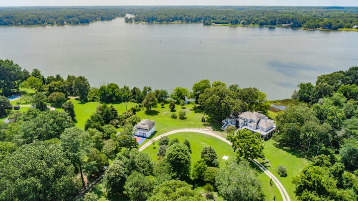 Waterfront Sunsets With Pickleball Court & Hot Tub - Gloucester, VA