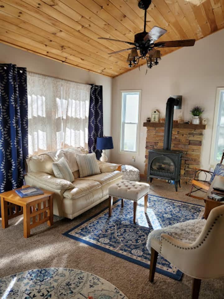 Cozy Canada Lake Adirondack Cottage - Gloversville, NY