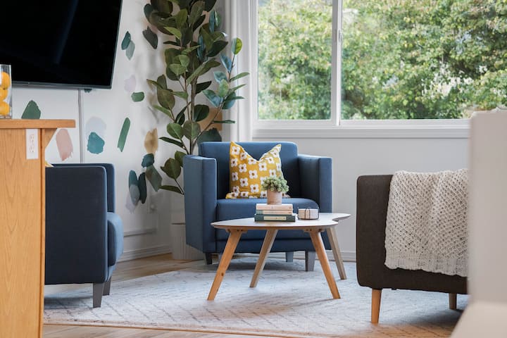 Centrally Located 3br 2ba Townhome W/ Parking Spot - Seattle, WA