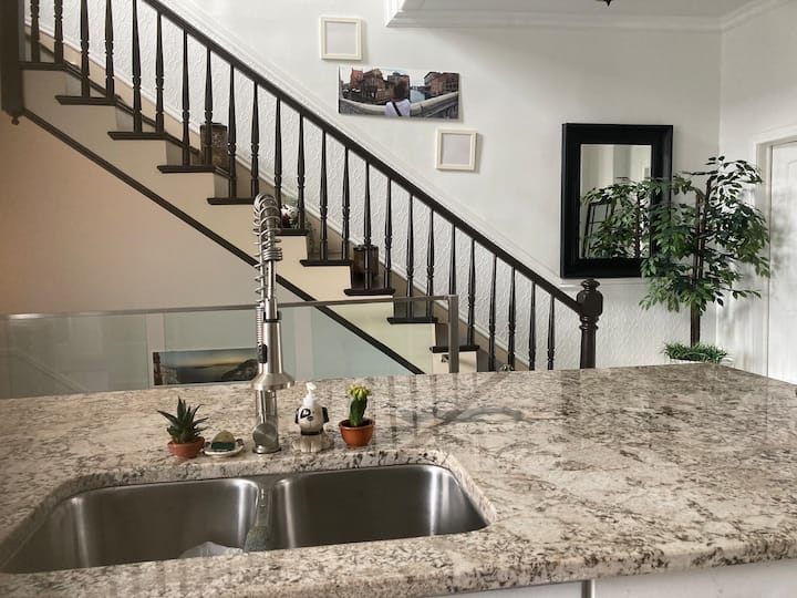 2-bed Room Stunning Modern  Heritage  Home! - 聖約翰