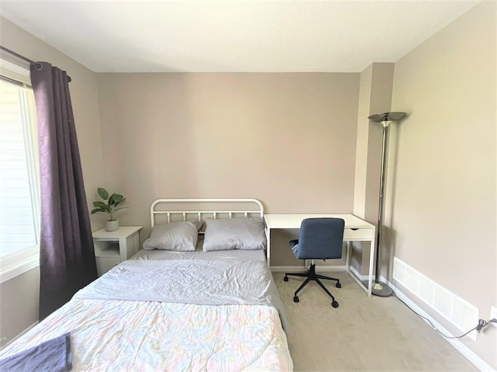 Room Near Train Station - Burlington