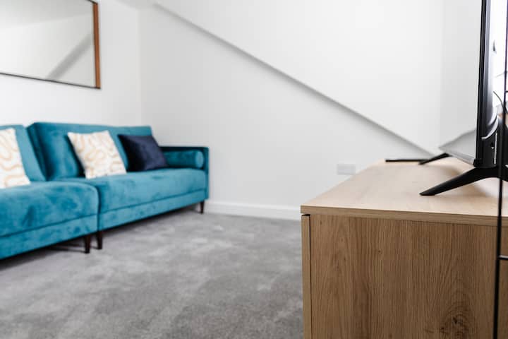 Chic Urban 2 Bedroom Apartments Near City Centre - Cardiff