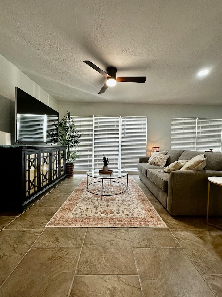 Spacious And Cozy Swfl Getaway - Fort Myers, FL