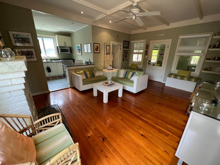 Classic Beach Bungalow - Ocean Beach, NY