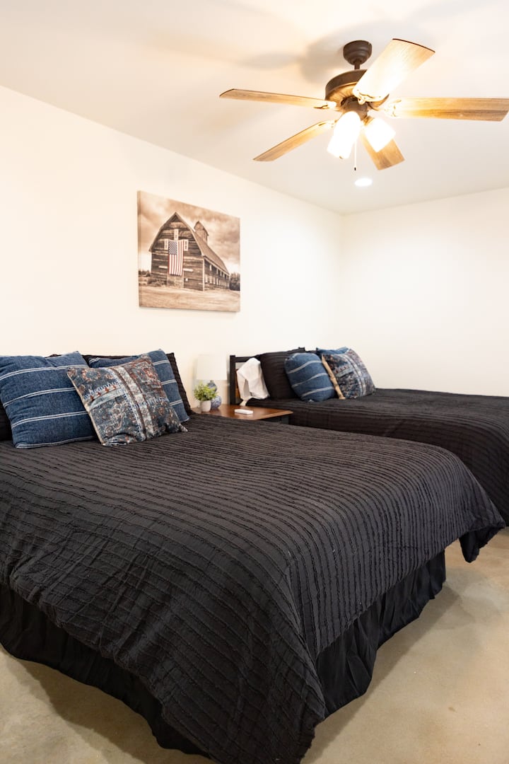 Hummingbird Lodge - Room 1 - Brenham, TX