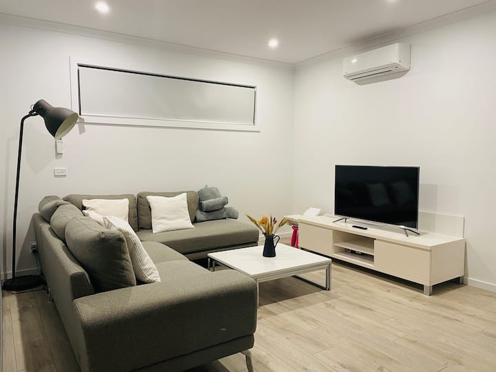 3br Townhouse Near Deakin & Chadstone - Box Hill