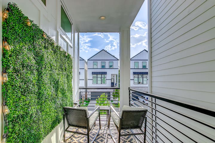 Modern| Spacious| Central | 3bd| King Bed| Retreat - Houston, TX