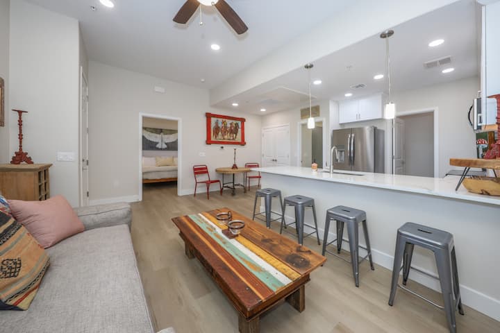 New Modern King Condo In Idyllic Location W/pool - Tucson