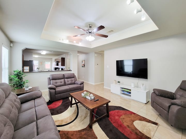 Refreshing Spring Stay W/ Backyard & Fast Wi-fi - Houston, TX