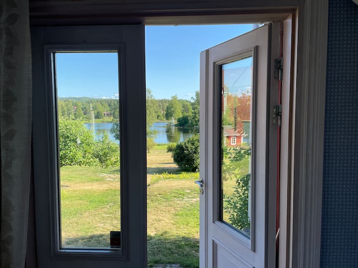 Mysigt Gårdshus I Dalaidyll. - Insjön