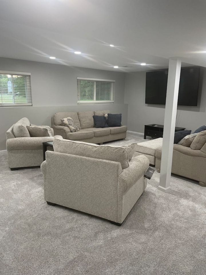 Lower Level Suite In Updated Condo W/king Bed - Flint, MI