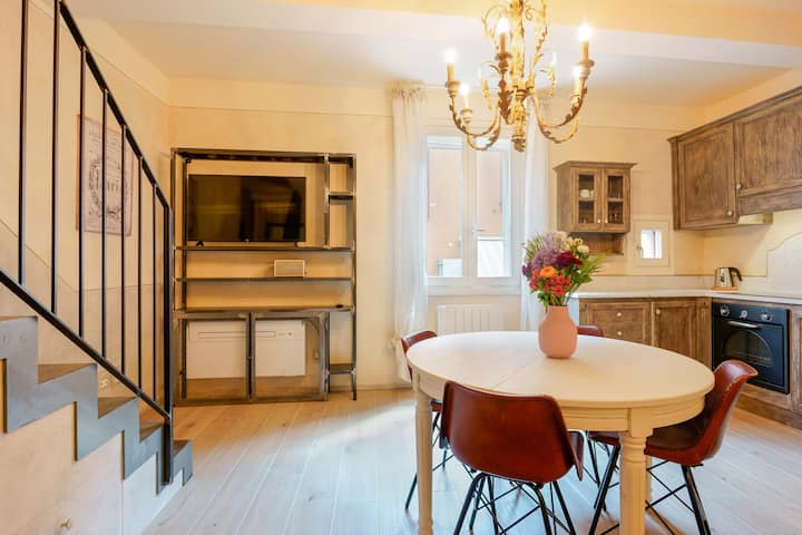 Elegant Central Family Apartment & Canal View - Bologna