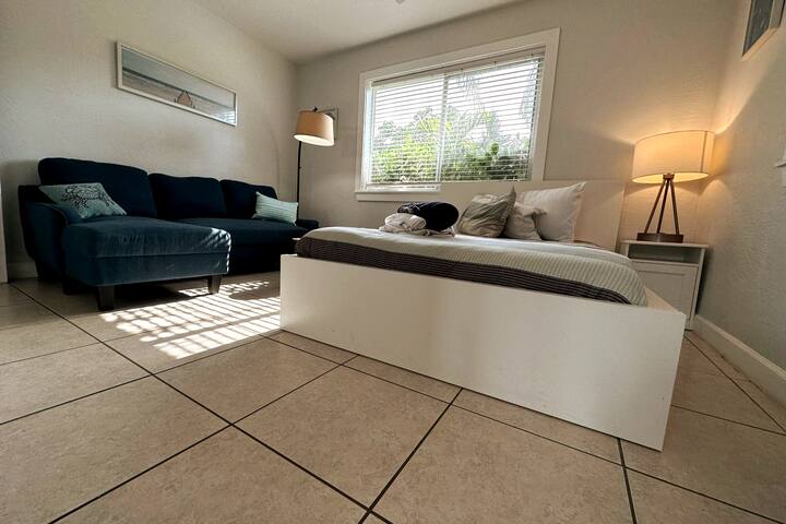 Near Um Miami Cozy Room With Free Parking In Grove - Miami, FL