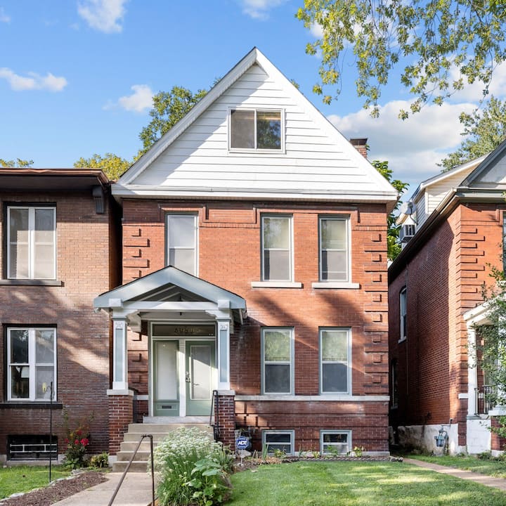 Entire Home Near Tg Park, Sleeps 8 W/ Garage - St. Louis, MO