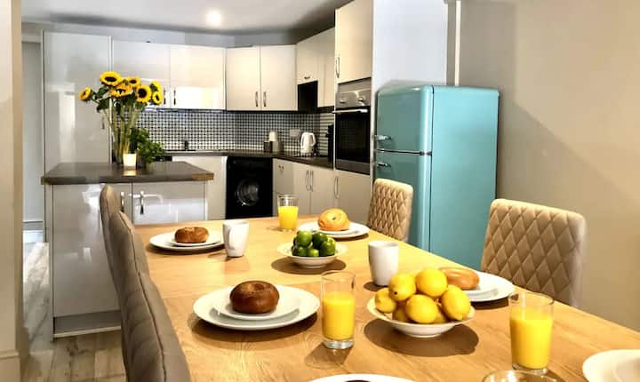 Perfect Homes For Large Groups - Close To Chester - チェシャー