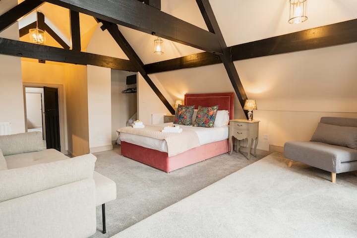 Well Decorated Home | Charming Village Location - Chester