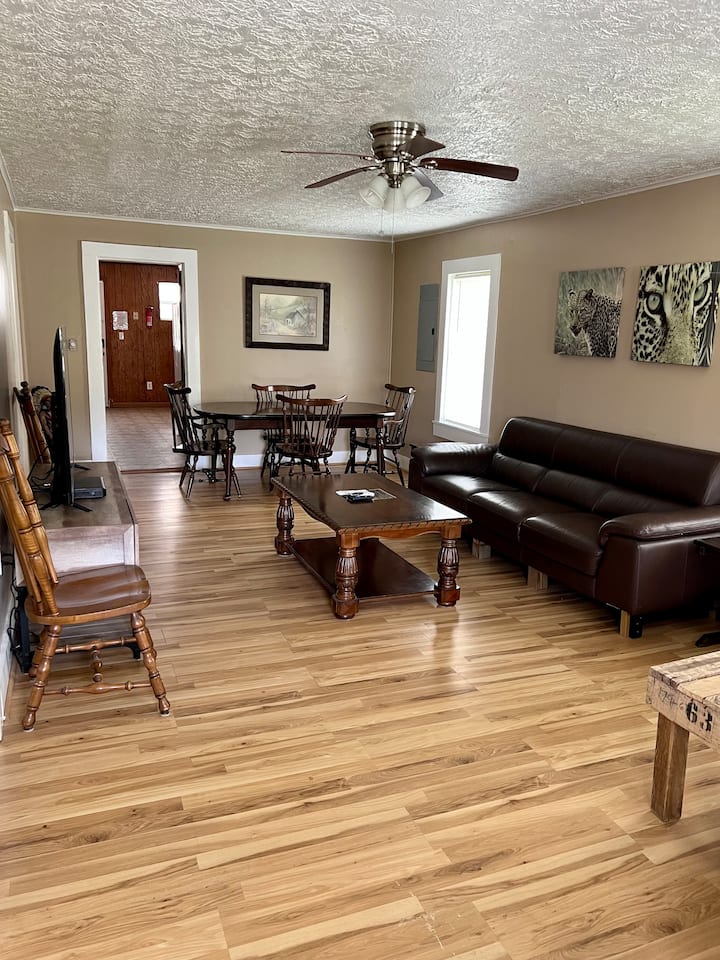 Beautiful 4bdr/1bath Home Close To Trails & Town - Huntsville, TN