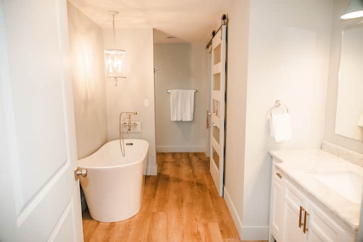Charming King&queen Studio-soaking Tub-farm Views - Rolla, MO
