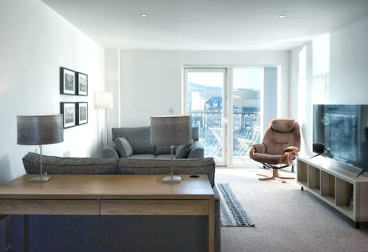 Elegant And Bright Seaside Apt - Swansea
